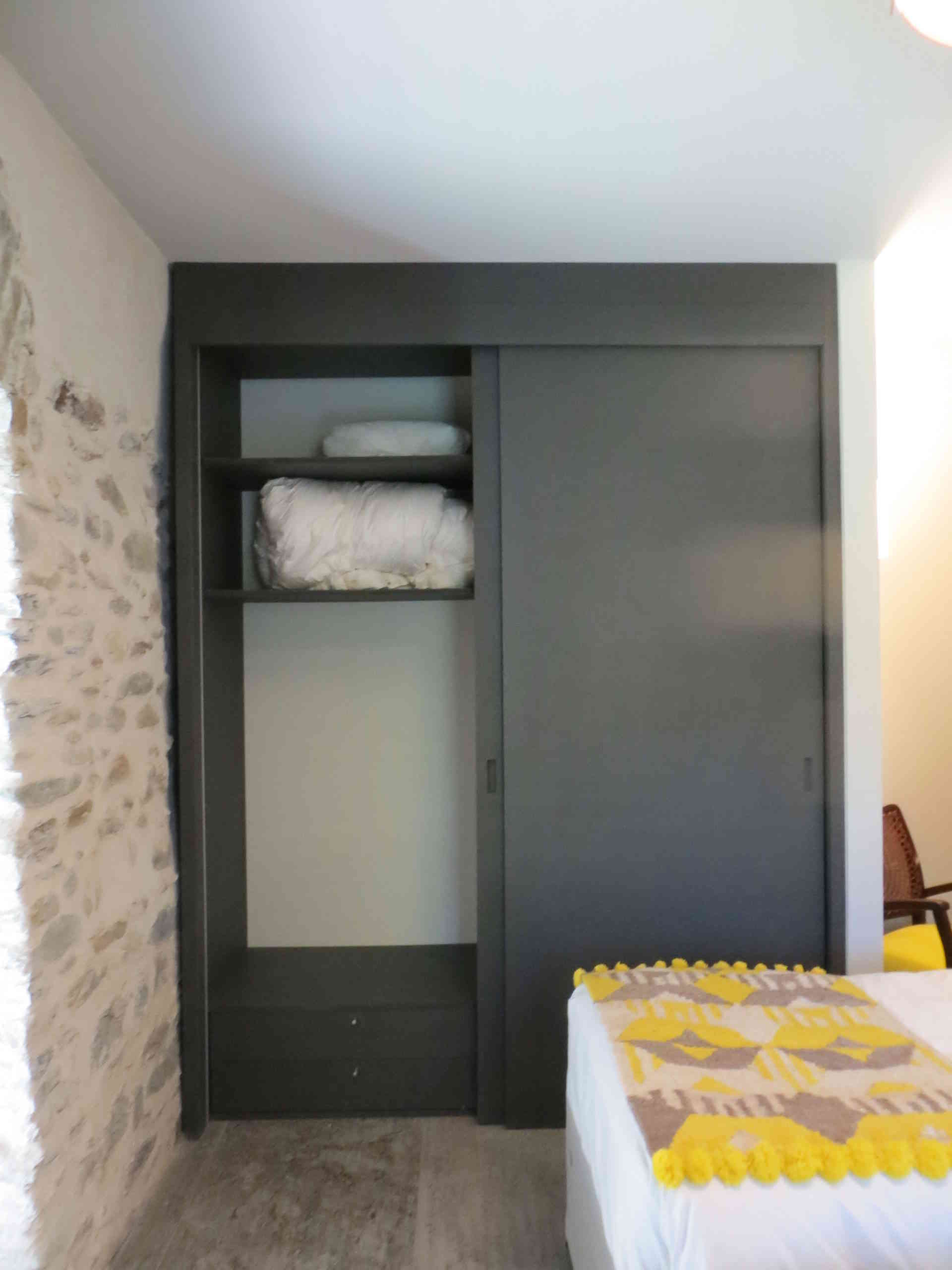 Placard sur Mesure en Bois créé avec Passion par votre Menuisier.